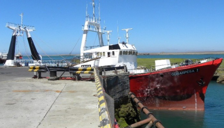 Barcos de Conarpesa comenzaron a operar en el muelle de Comodoro ...